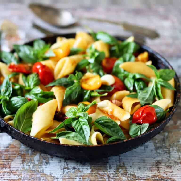 Best Substitute For Basil (16 Fresh & Dried Alternatives) - Dances with ...